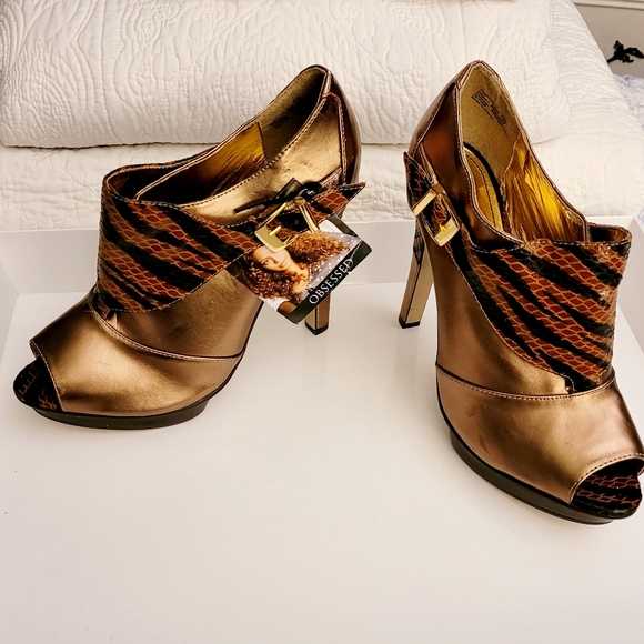 Dereon | Shoes | Dereon Platform Bootie Heels Beyonce Obsessed Bronze ...